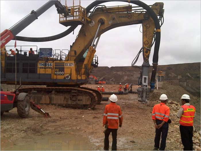 Индонезия. Насос HY400+2EXHY35 на стреле экскаватора KOMATSU PC-1800 ...