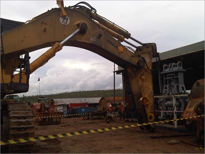Индонезия. Насос HY400+2EXHY35 на стреле экскаватора KOMATSU PC-1800 ...