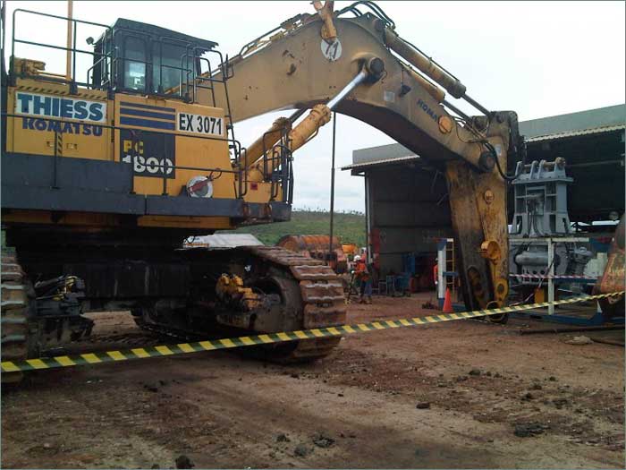 Индонезия. Насос HY400+2EXHY35 на стреле экскаватора KOMATSU PC-1800 ...