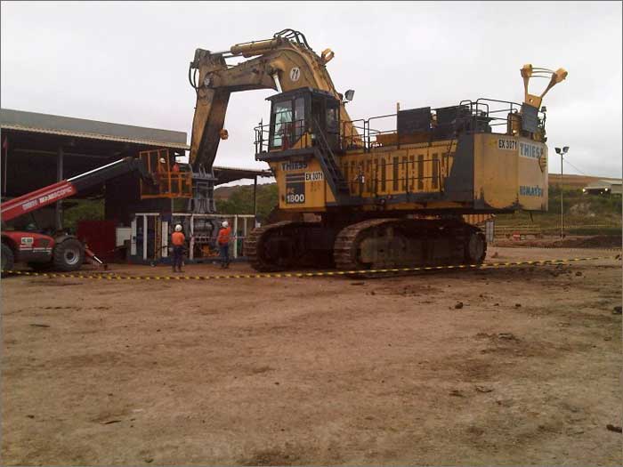 Индонезия. Насос HY400+2EXHY35 на стреле экскаватора KOMATSU PC-1800 ...