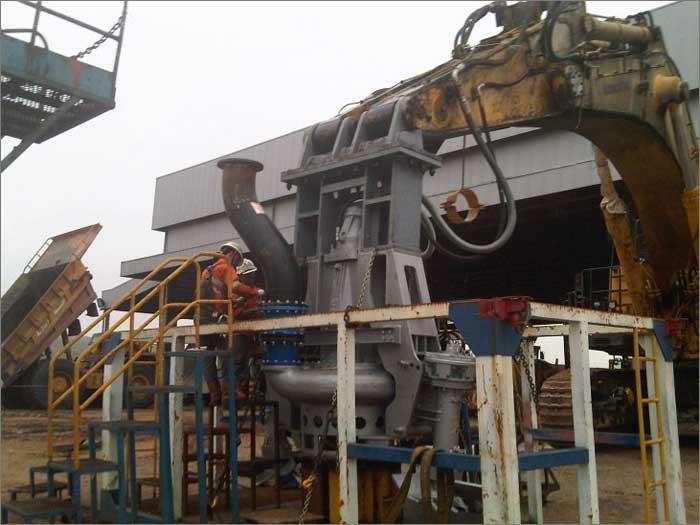 Индонезия. Насос HY400+2EXHY35 на стреле экскаватора KOMATSU PC-1800 ...
