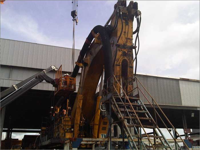 Индонезия. Насос HY400+2EXHY35 на стреле экскаватора KOMATSU PC-1800 ...