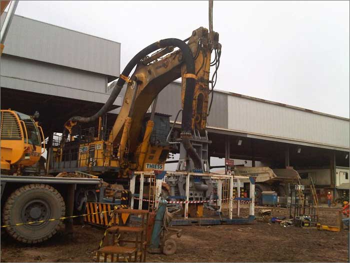 Индонезия. Насос HY400+2EXHY35 на стреле экскаватора KOMATSU PC-1800 ...
