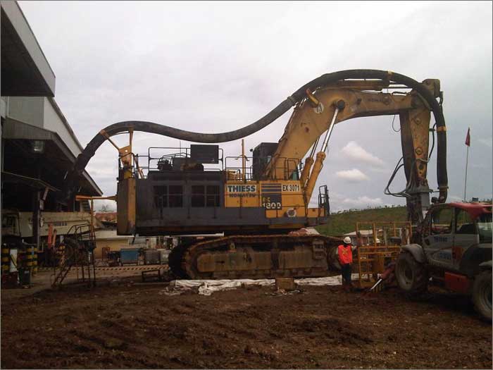 Индонезия. Насос HY400+2EXHY35 на стреле экскаватора KOMATSU PC-1800 ...