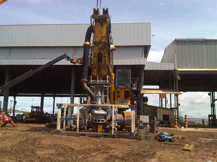 Индонезия. Насос HY400+2EXHY35 на стреле экскаватора KOMATSU PC-1800 ...