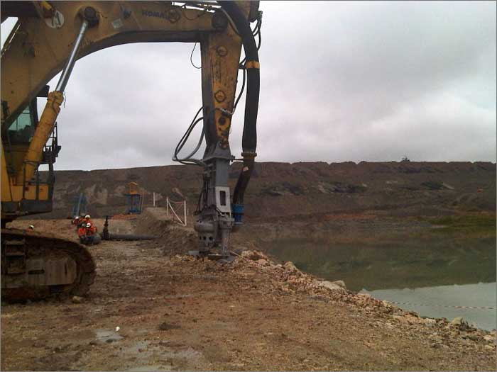 Индонезия. Насос HY400+2EXHY35 на стреле экскаватора KOMATSU PC-1800 ...
