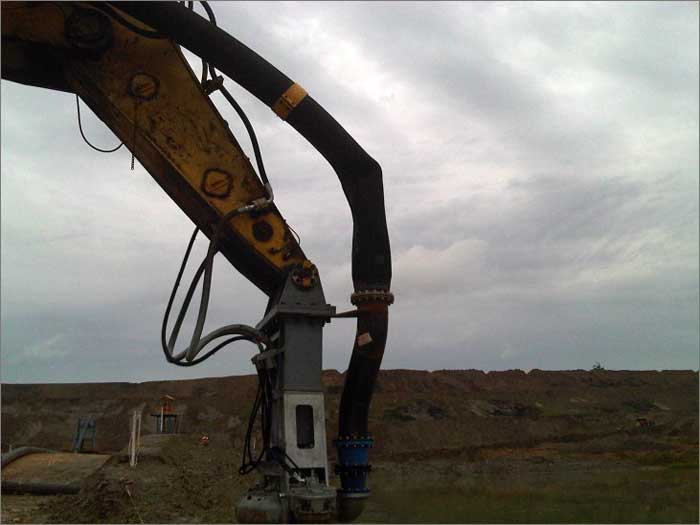 Индонезия. Насос HY400+2EXHY35 на стреле экскаватора KOMATSU PC-1800 ...